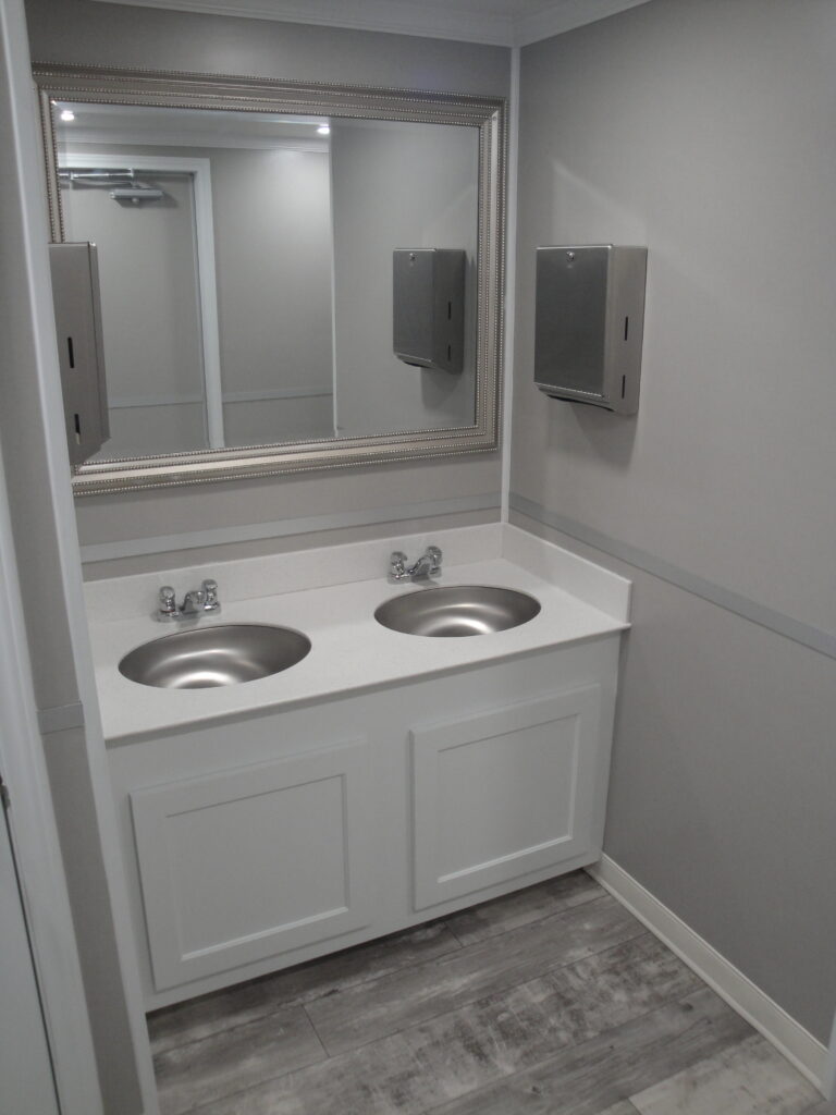 Presidential Mobile Restroom | Advanced Containment Systems, Inc.